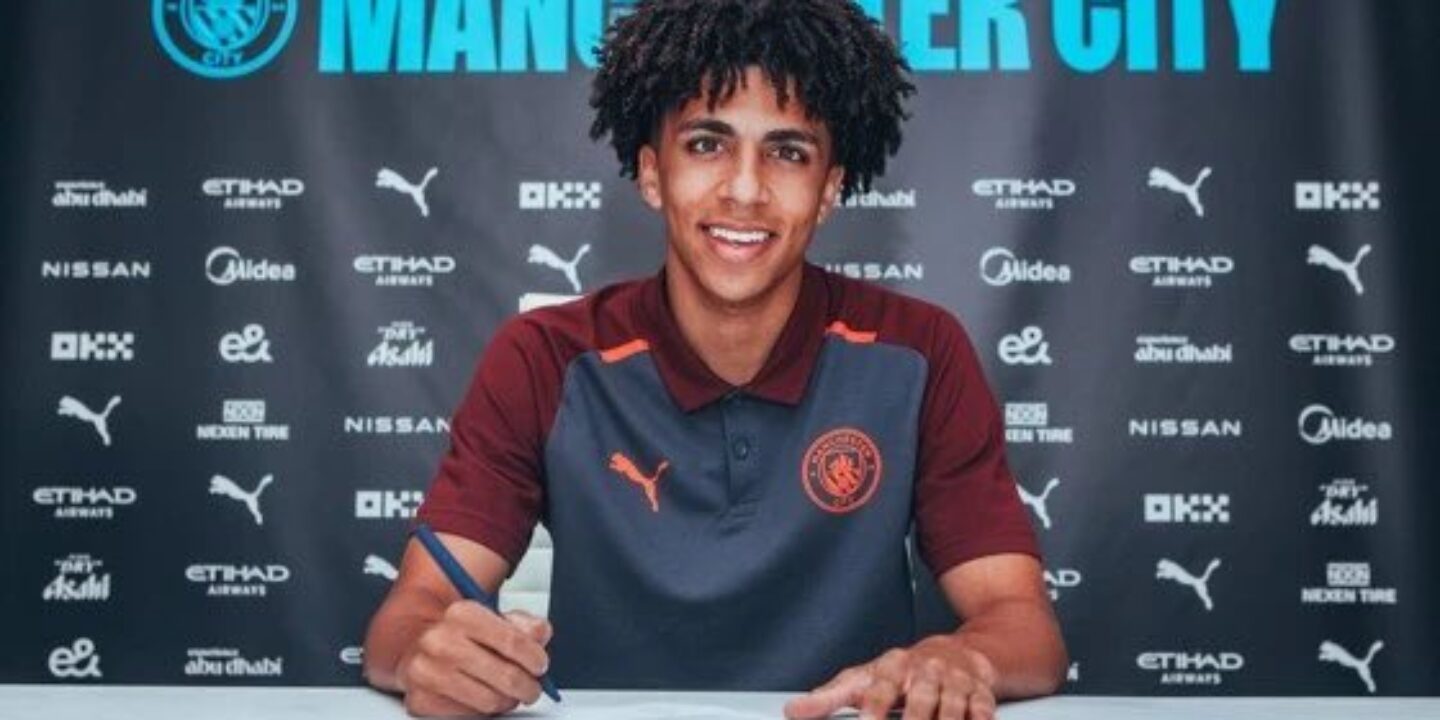 Manchester City defender signs a contract extension